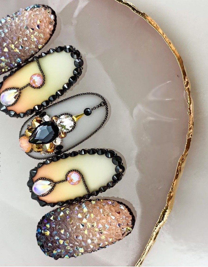 Манікюр на Новий рік 2023 дизайн та фото новорічних малюнків на нігтях